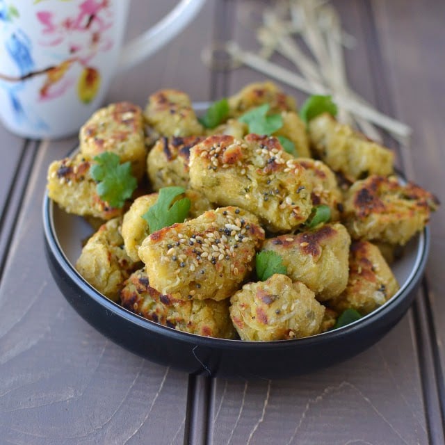 Gujarati Lauki Muthiya (Doodhi Muthia) Recipe | cookshideout