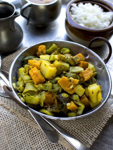 Doi Dharosh (Bengali Okra in Yogurt gravy) Recipe | cookshideout