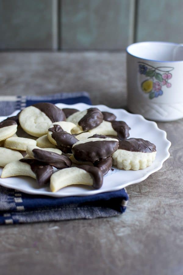 Buttery Crescent Cookies (Holiday Edible Gift Recipe) - Cook's Hideout