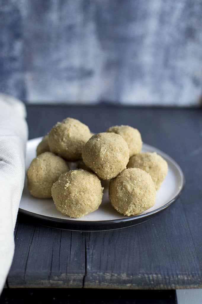 Dry Fruit Urad dal Ladoo (Sunnundalu Recipe) - Cook's Hideout